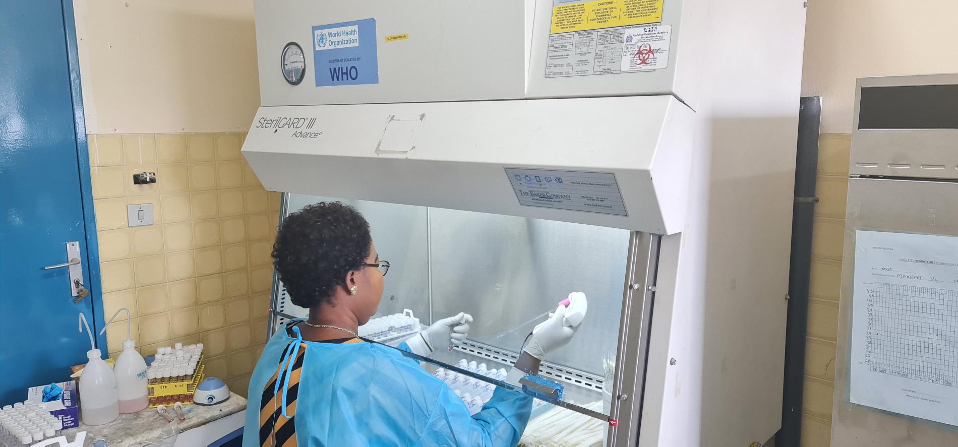 La RDC, avec l’appui de l’OMS, renforce la surveillance de la résistance aux antimicrobiens via ...